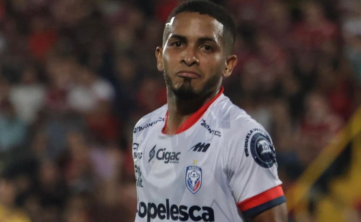 San Carlos amarró a César Yanis hasta el 2026 - Futbol Centro America