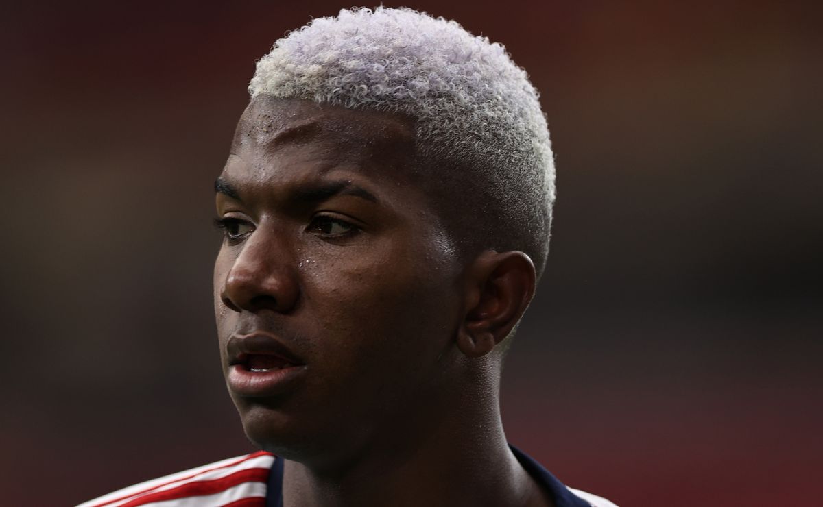 Jeyland Mitchell recibió una excelente noticia al llegar a Feyenoord ...