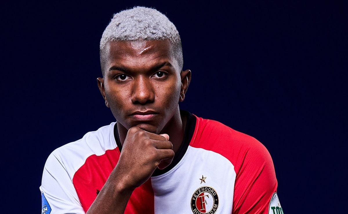 El problema que complica la situación de Jeyland Mitchell en Feyenoord ...
