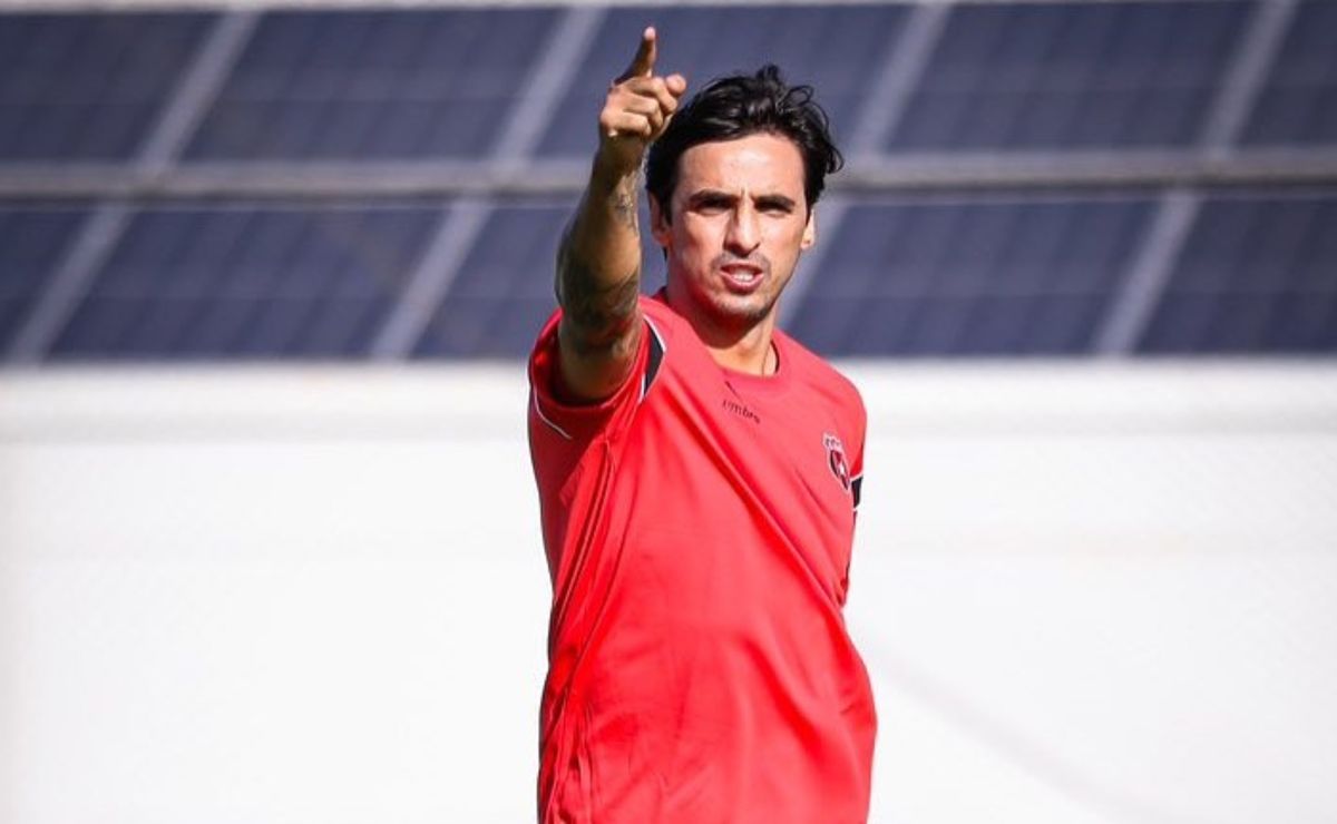 Bryan Ruíz en acción: Alajuelense deja espiar la mano de su ...