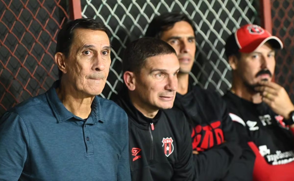 Bryan Ruiz revela el duro mensaje con el que Guimaraes lo recibió en Alajuelense - Futbol Centro ...