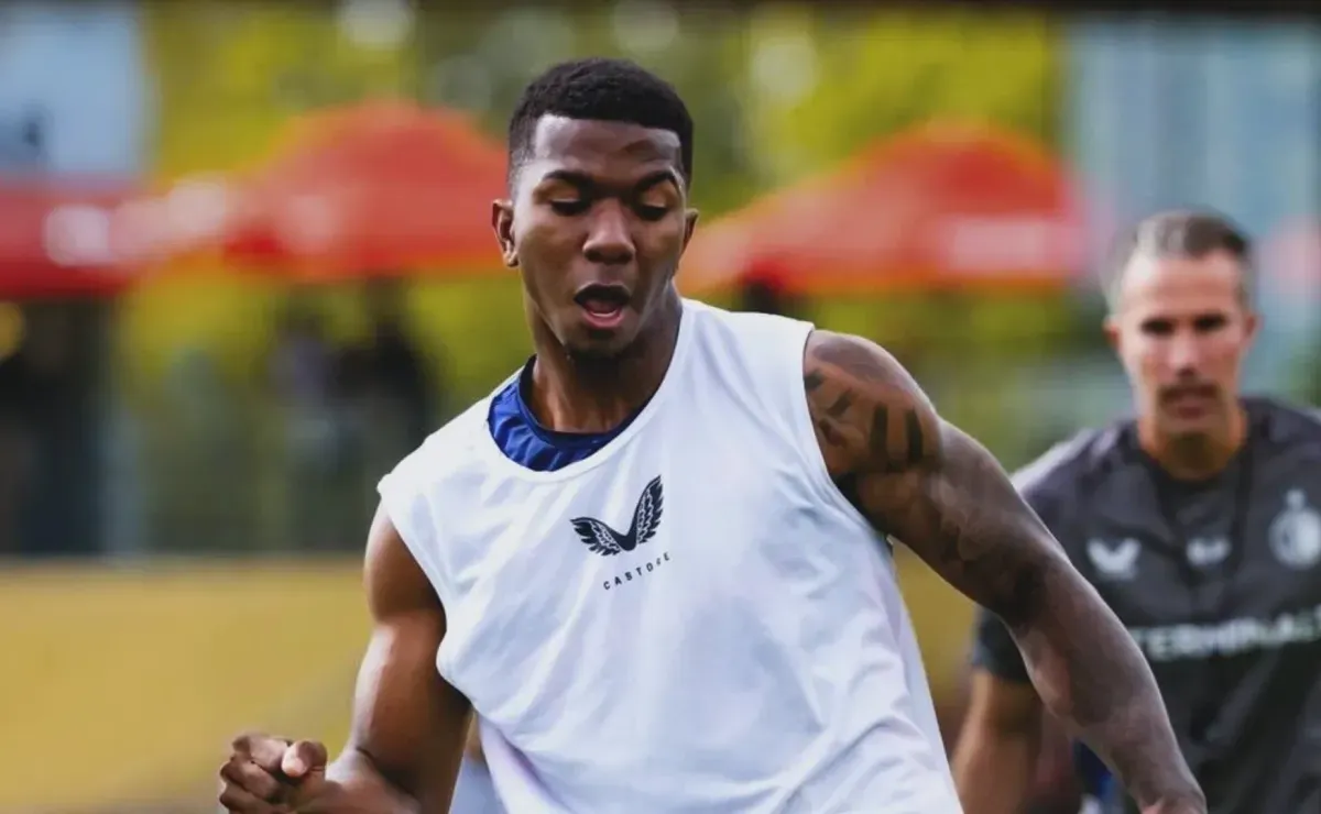 La revelación sobre el fichaje de Jeyland Mitchell al SK Sturm que deja mal parado a Van Persie ...