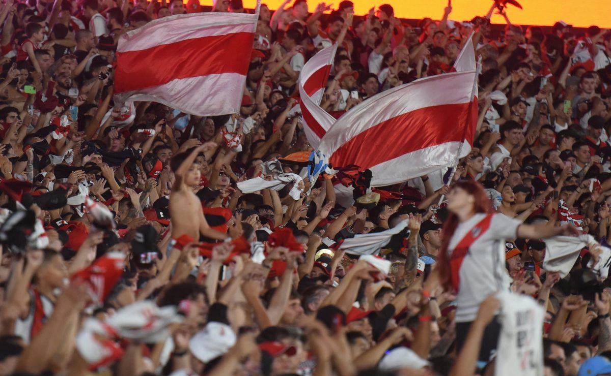 La canción de la hincha de River que motiva al equipo en el Monumental ...
