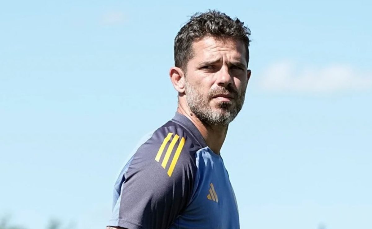 Fernando Gago probó dos equipos: sin Rojo y con Rolón de defensor