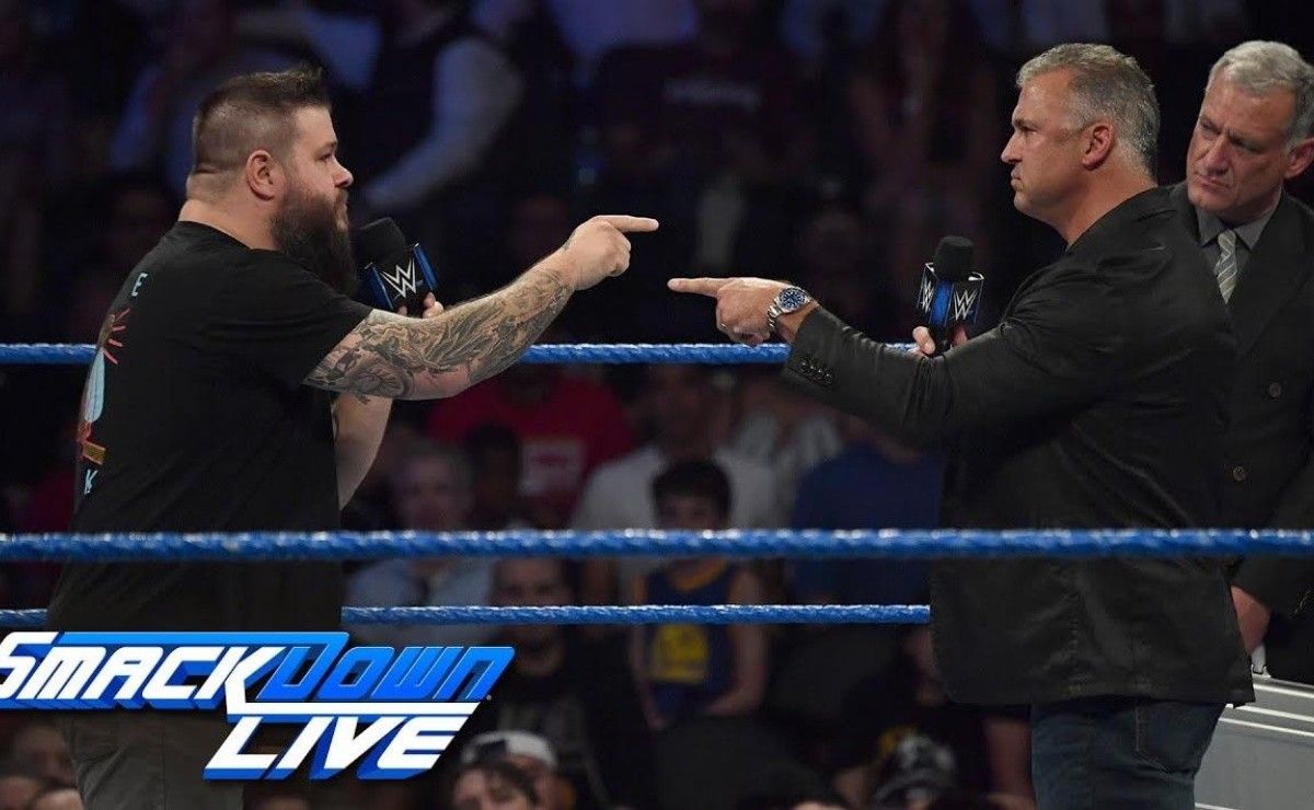Kevin Owens reta a Shane McMahon a una lucha de escaleras donde el que ...