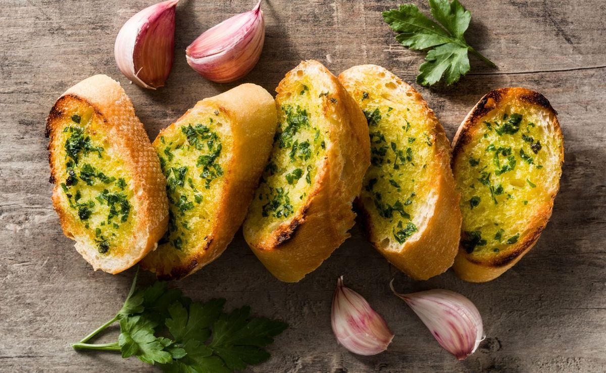 Receta fácil de Pan de Ajo: Delicioso, aromático y crujiente