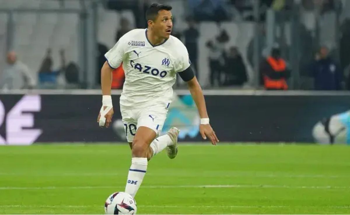 Alexis Sánchez le tira la oreja a sus compañeros en Marsella