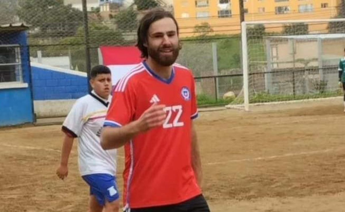 Más chileno que los porotos: Ben aparece jugando en cancha de tierra