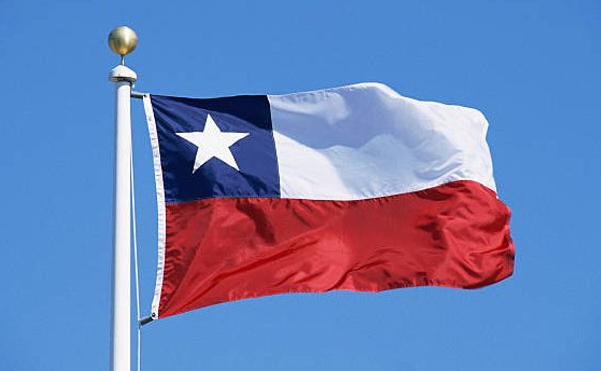 Evita multas: ¿Cómo colgar correctamente la bandera de Chile?