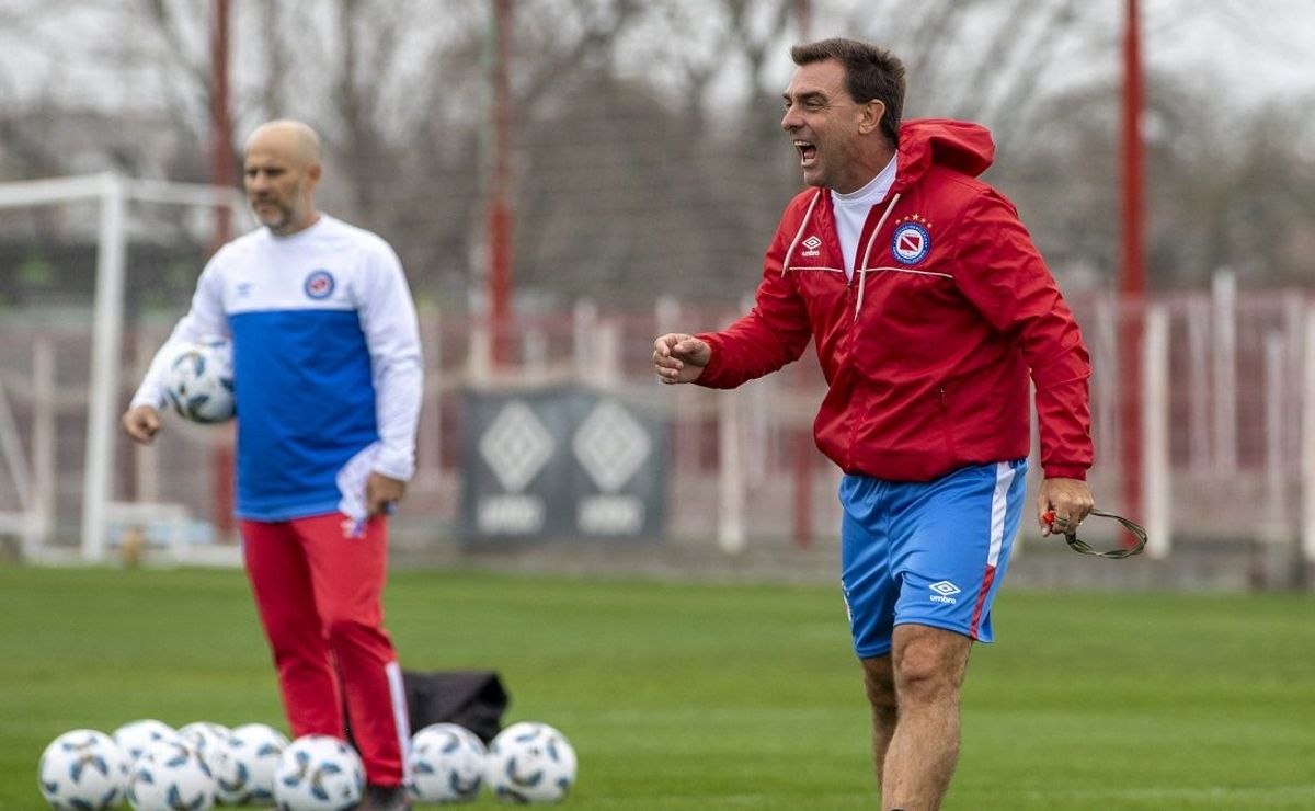 Pablo Guede estalla contra sus jugadores tras fea derrota de Argentinos