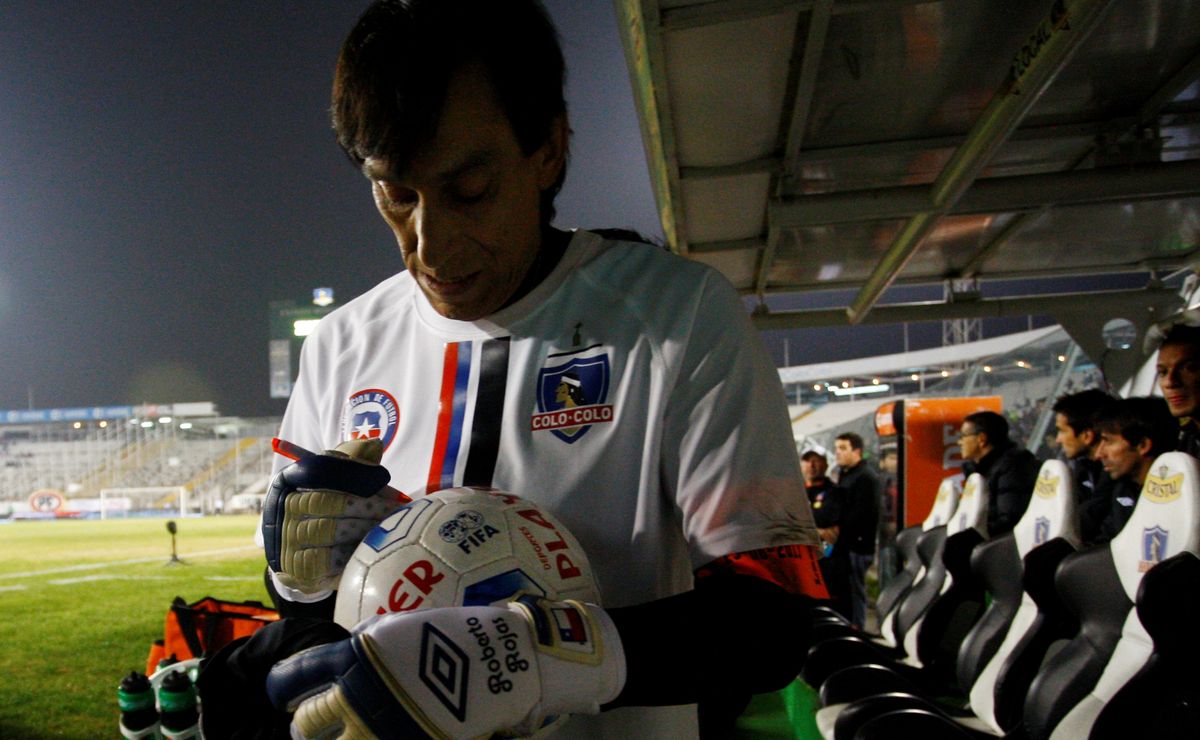 'Colo Colo debe volver a sus raíces': Cóndor Rojas por el futuro DT