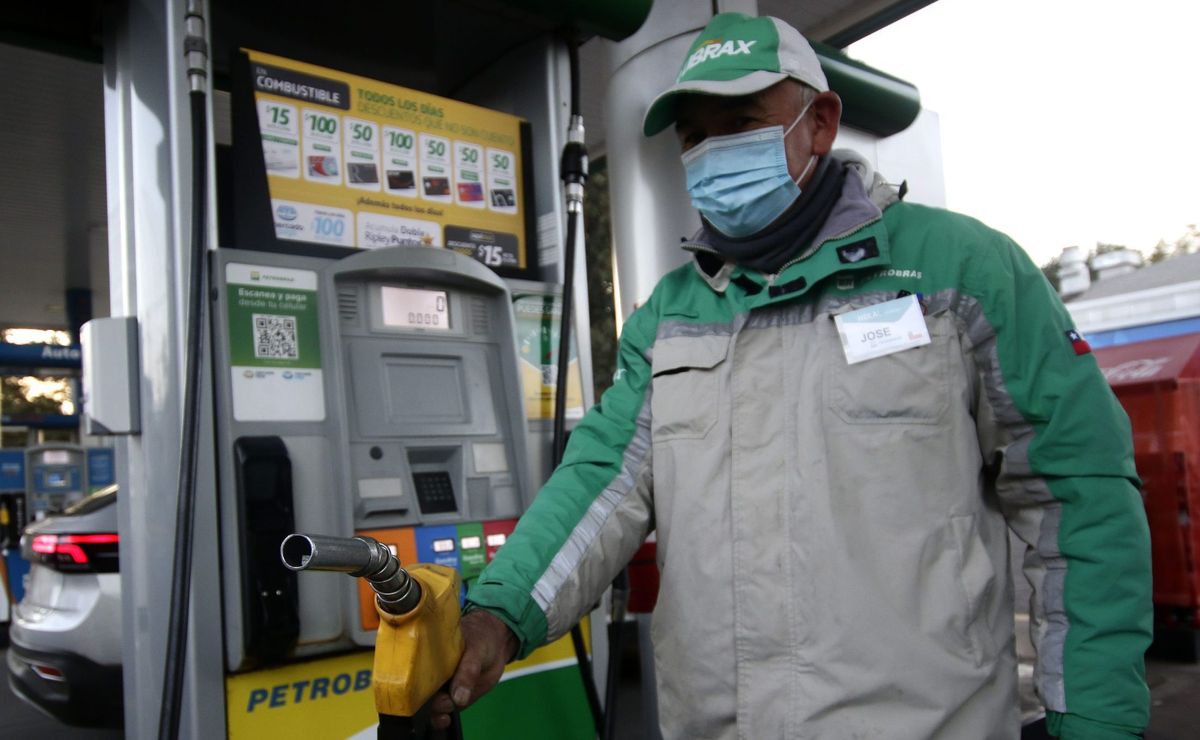 ¿Sube o baja? Revisa que pasa con el precio de la bencina en Chile