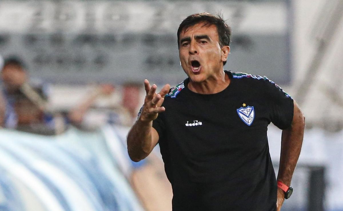 Gustavo Quinteros encara a hinchas por polémica pelea con su familia