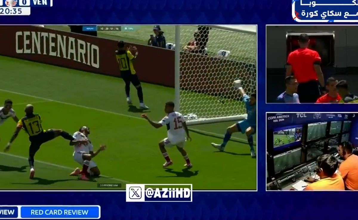 Un chileno hace historia en la Copa América junto al árbitro Wilmar Roldán