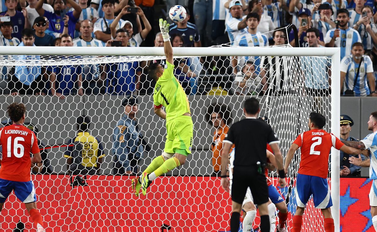 Kun Agüero tuvo elogios y flores para Claudio Bravo en La Roja