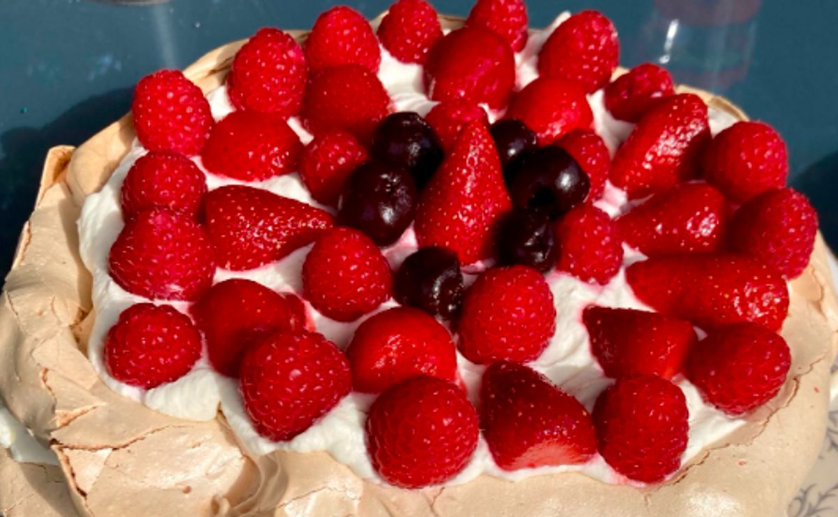 Receta de pavlova: Un postre con merengue crujiente y frutos rojos