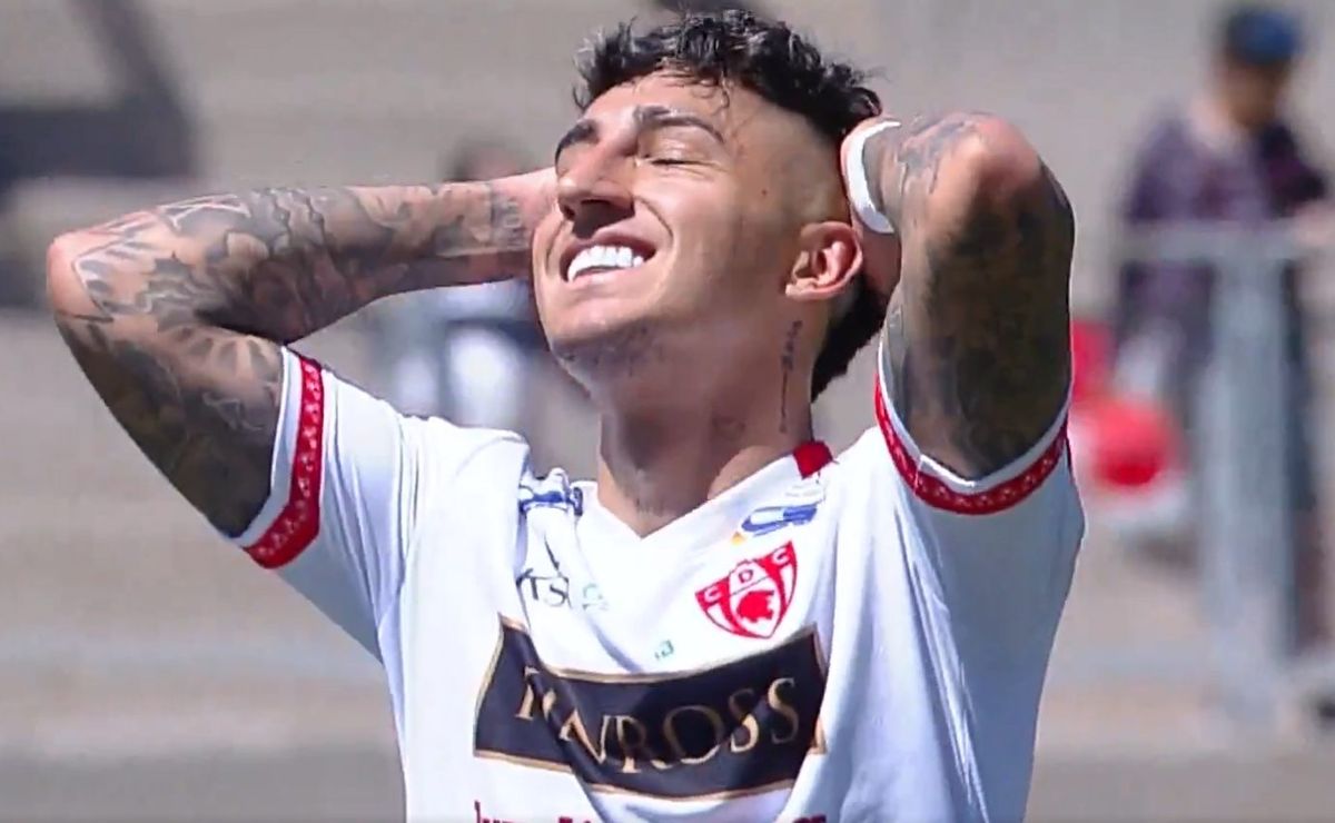 Jugó en Colo Colo, zafó del descenso y casi convierte el gol del año en ...