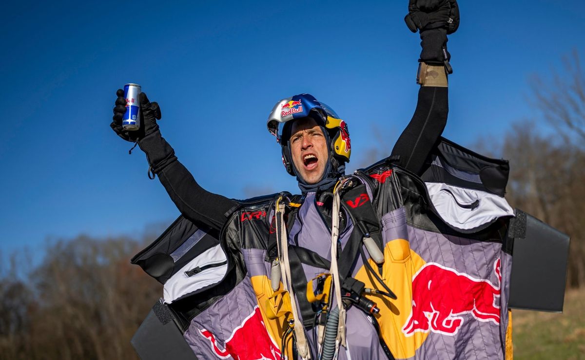 Sebastián Álvarez rompe tres récords mundiales en un solo salto de wingsuit