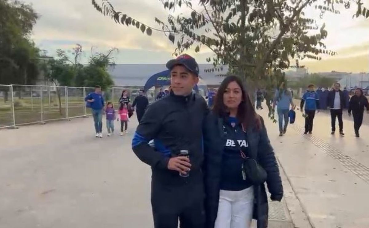 Assadi llega como hincha a ver a la U y manda directo recado a Álvarez