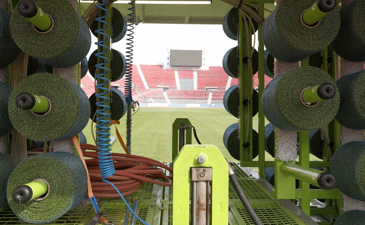 Estadio Nacional ya es de cancha híbrida: así instalan el pasto sintético
