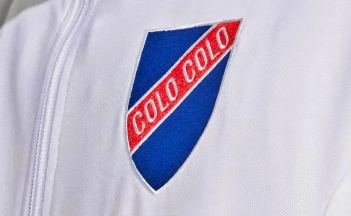 Colo Colo acusa ingreso al país de miles de logos del escudo antiguo
