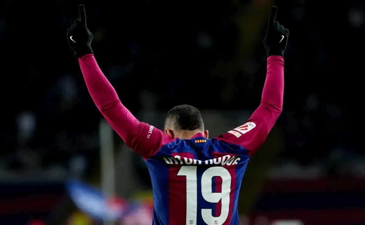 Vitor Roque pode render R$ 61 milhões ao Barcelona por cláusula