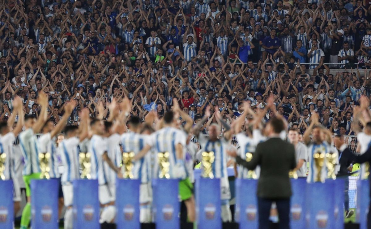 Boisterous Argentina fans celebrate World Cup in Buenos Aires