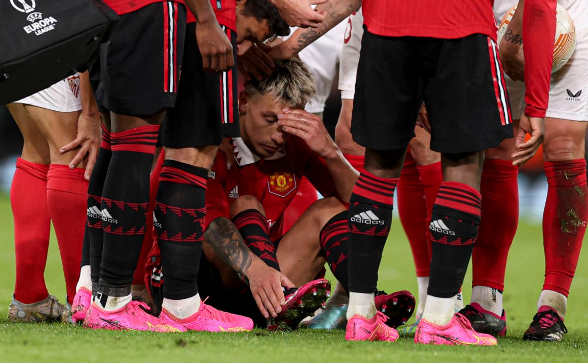 Manchester United injuries mount with Martinez out for season