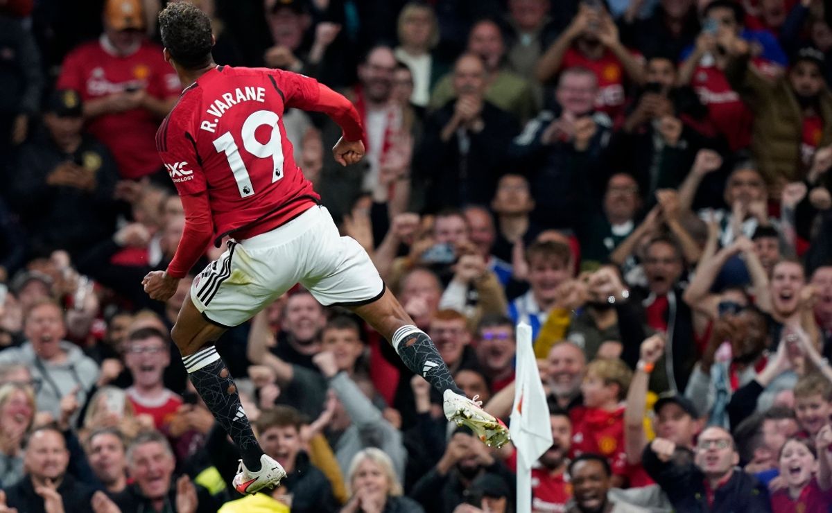 Varane header helps United scrape past Wolves - World Soccer Talk