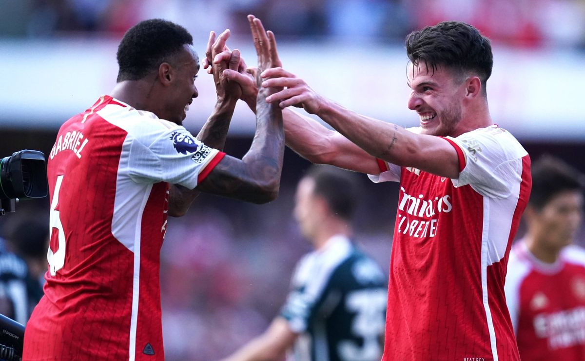 Arsenal strike late to stun Man United in crazy finish at Emirates ...