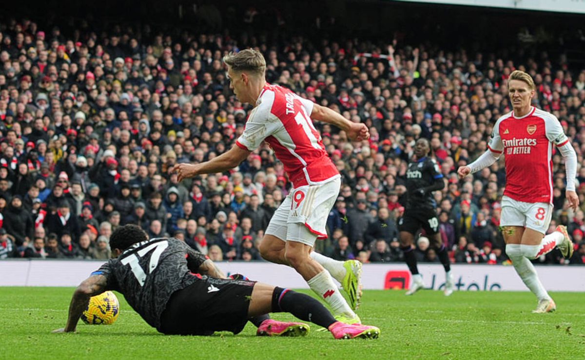 Arsenal gets back on track with 5-0 demolition of Palace - World Soccer ...