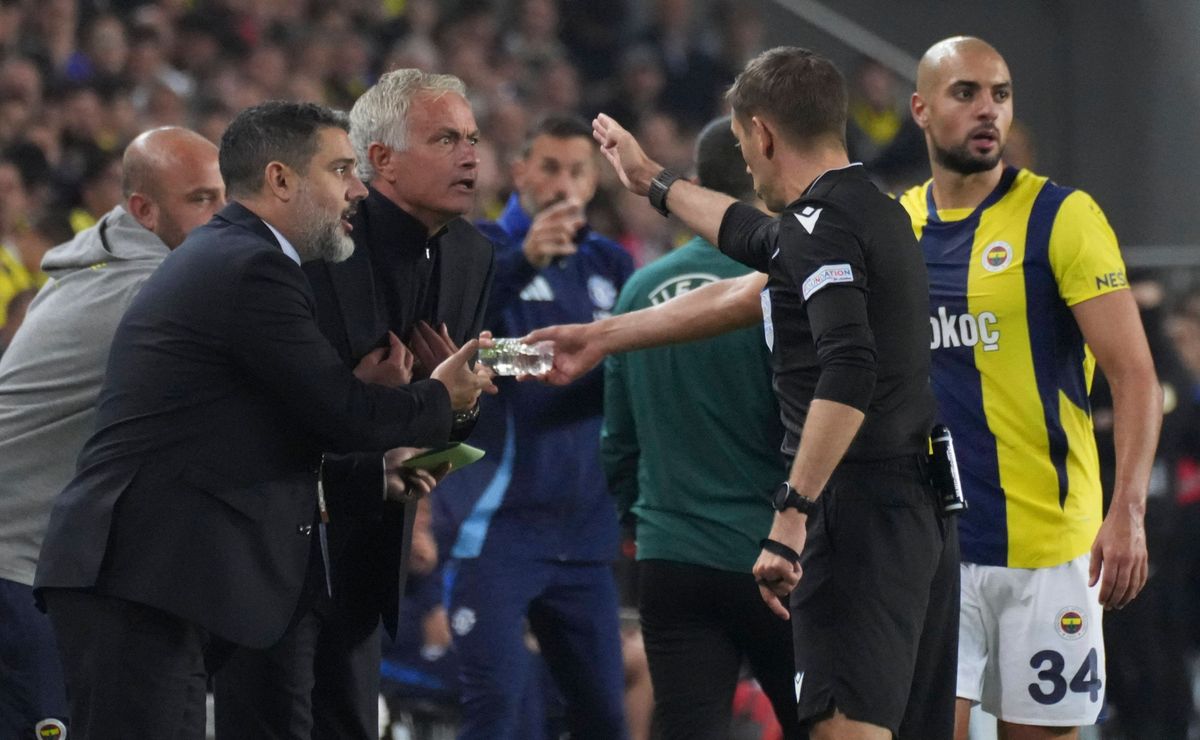 Jose Mourinho sees red as Fenerbahce and United play out draw