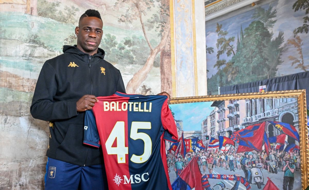 Mario Balotelli returns to spotlight in Serie A with Genoa