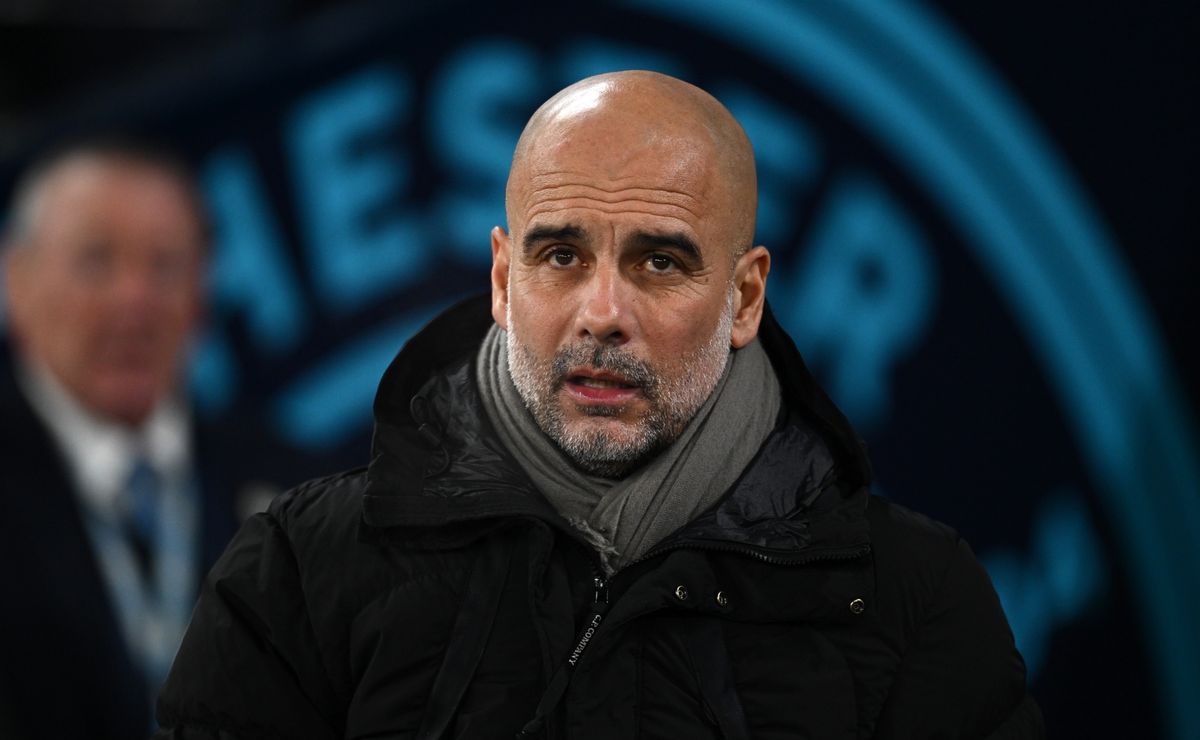 Pep Guardiola loses patience with fans seking autographs as footage of ...