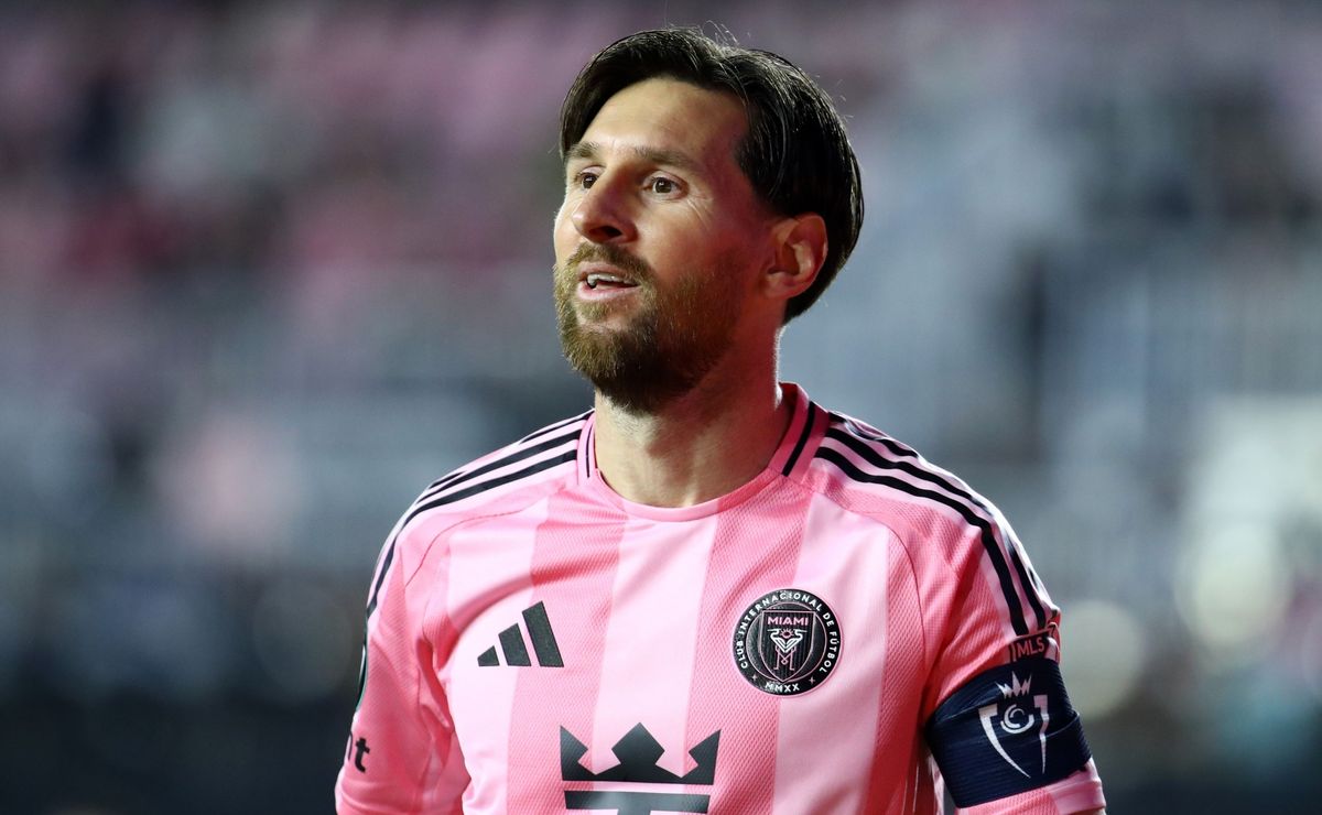 Messi trains alongside teammates and travels to Jamaica for Champions ...